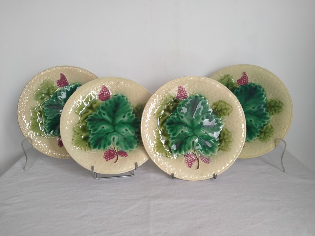 Série de 4 assiettes en barbotine | lecabinetdesantiques