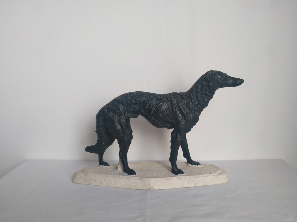 Lévrier frisé en stuc, "Sultan" de J. Colombini | lecabinetdesantiques